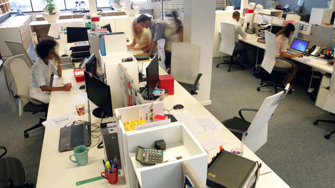 timelapse of people working in a busy office e12bbql5 D - YouTube