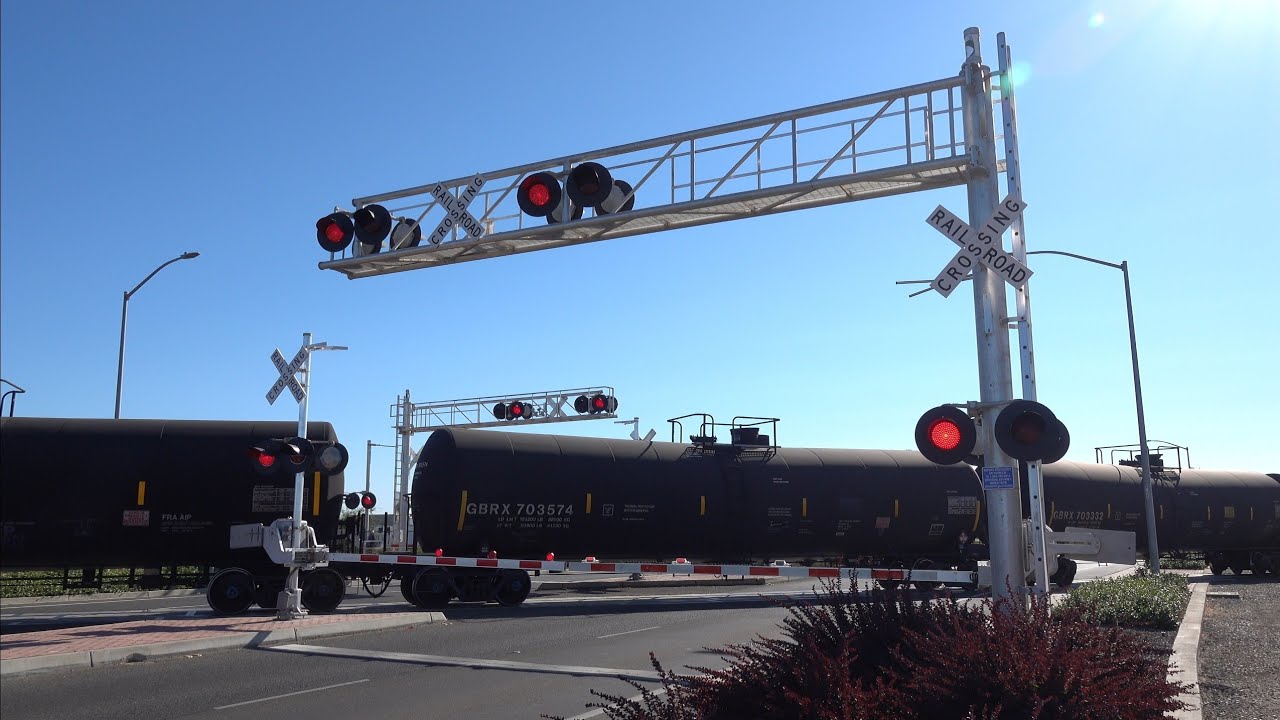 BNSF 147 Sac Local South, Dudley Blvd. Railroad Crossing, Sacramento CA ...