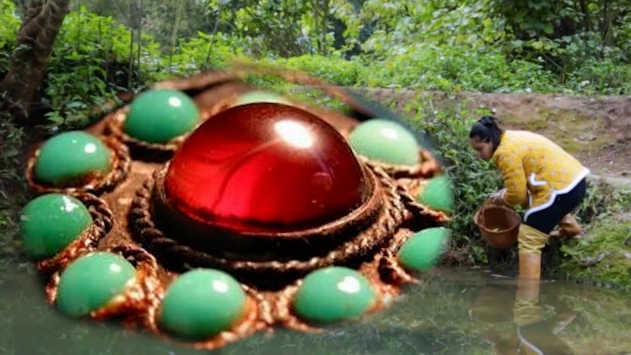 😲 A girl caught a 1000 year old mother clam in her deep pool, and a ...