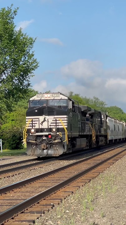 NS 4739 leads a Manifest through Chesterton IN - YouTube