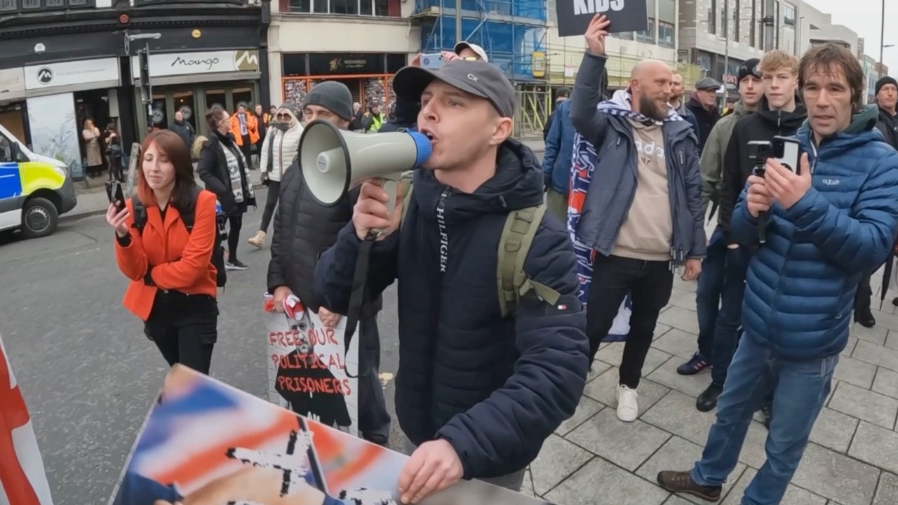 POLICE, PATRIOTS & ANGRY PEOPLE in Southampton... - YouTube