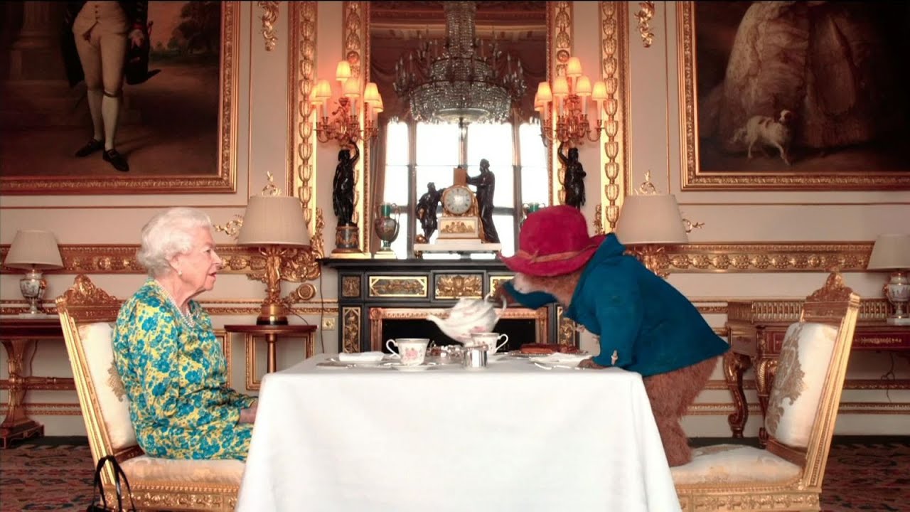 The Queen Having Tea With Paddington Bear (Full Video) - YouTube