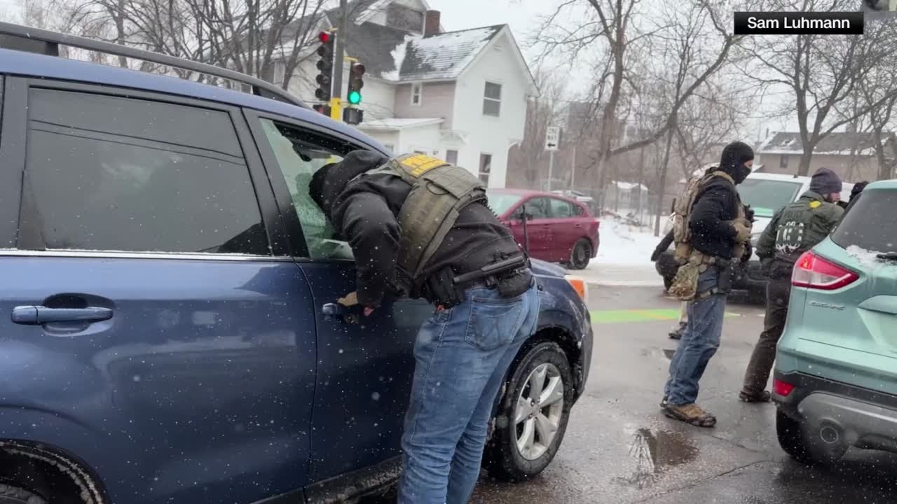 TENSE MOMENTS caught on camera as agents clash with Minneapolis ...