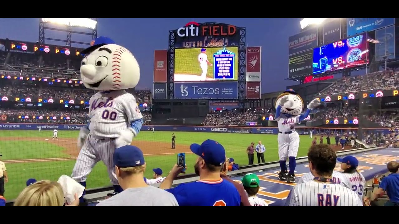 Mr Met and Mrs Met opening dance - YouTube