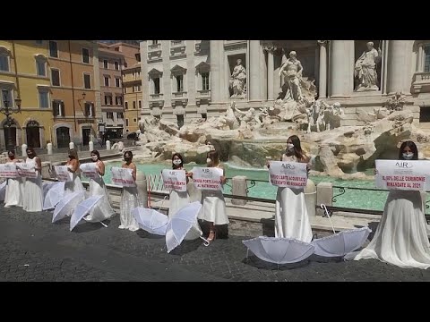 Düğünleri iptal olan gelin adaylarından Roma'da Covid-19 protestosu