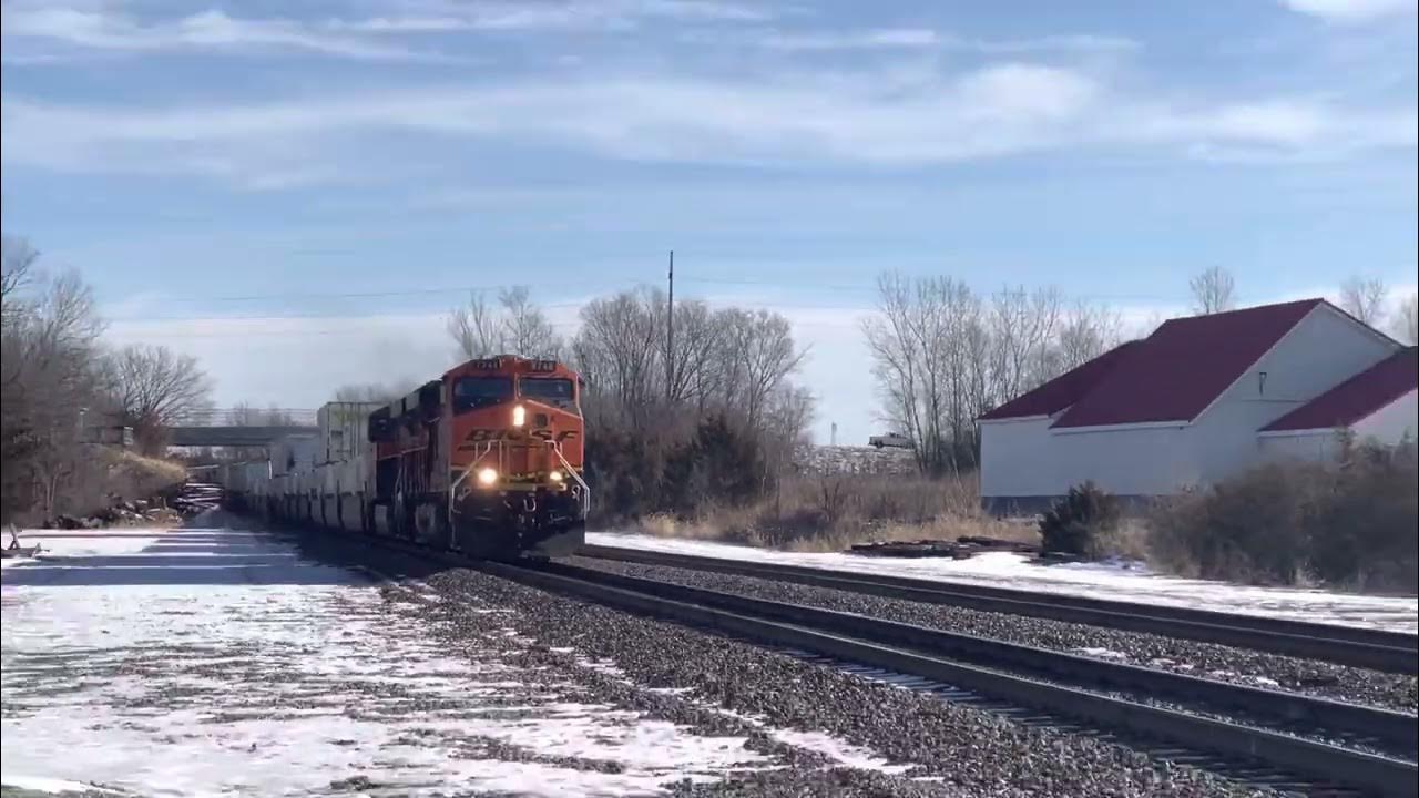 Railroad crossing - BNSF intermodal train in la plata MO - YouTube