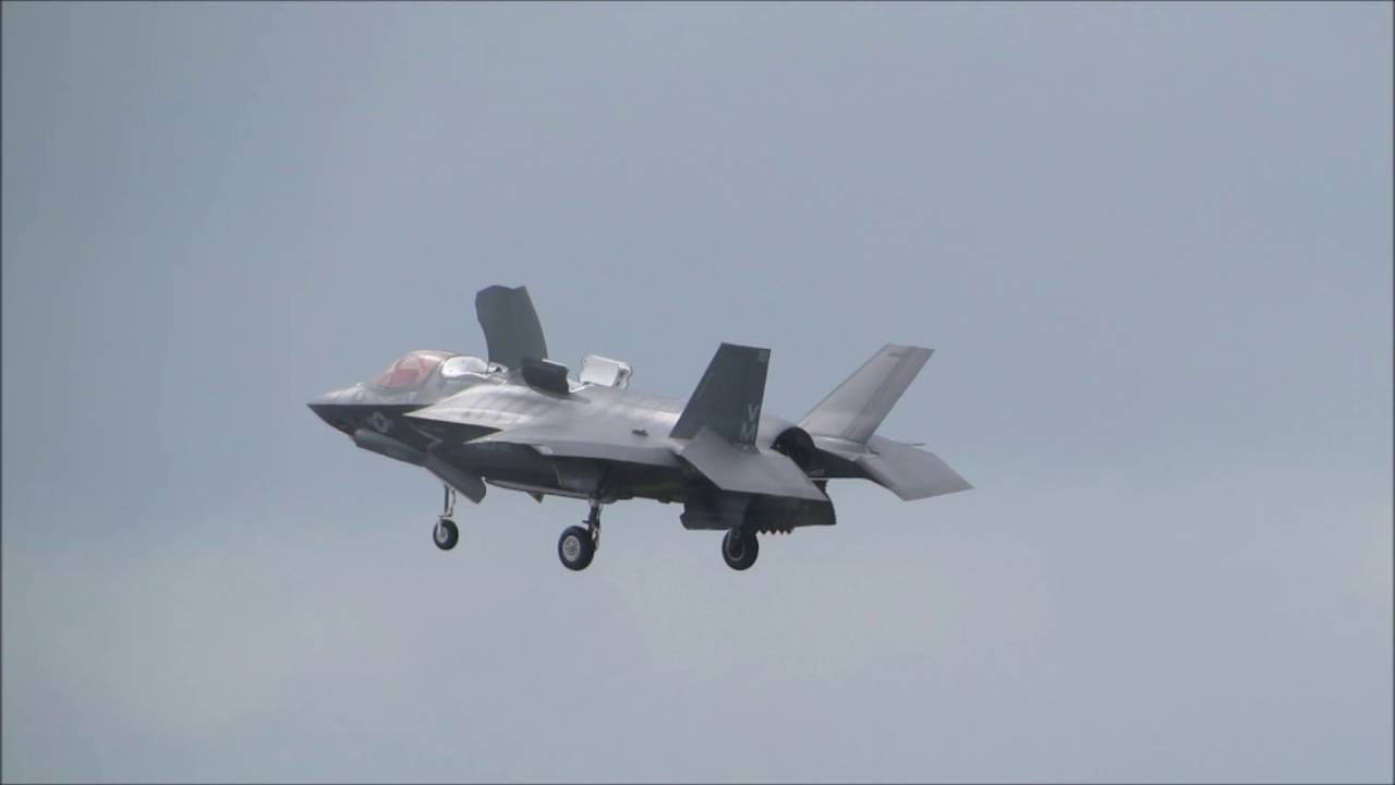 F35 Hovering at RIAT 2016 - YouTube