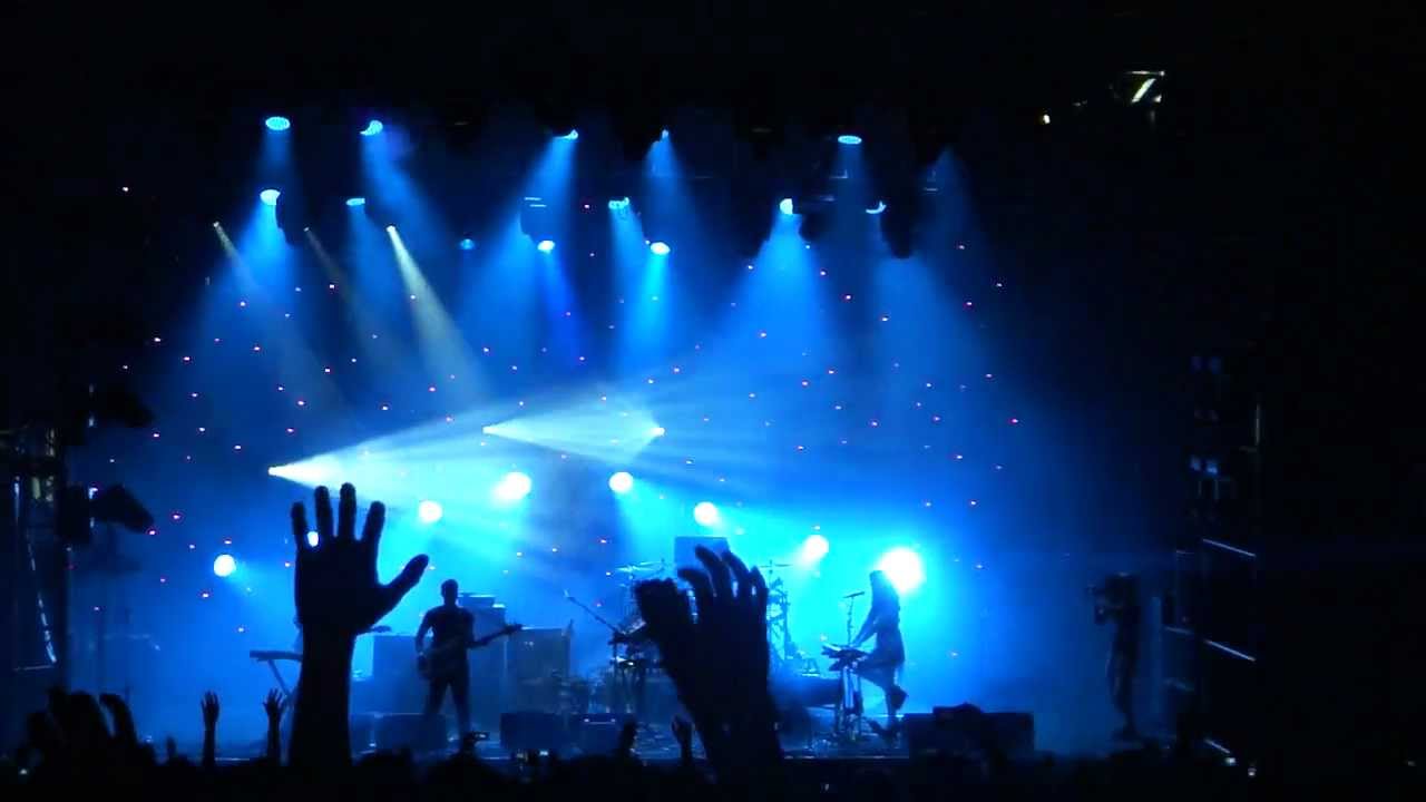 M83 - Intro (Live at Laneway 2012, Singapore) - YouTube