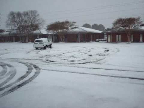 Chevy Suburban Donuts in the Snow - YouTube
