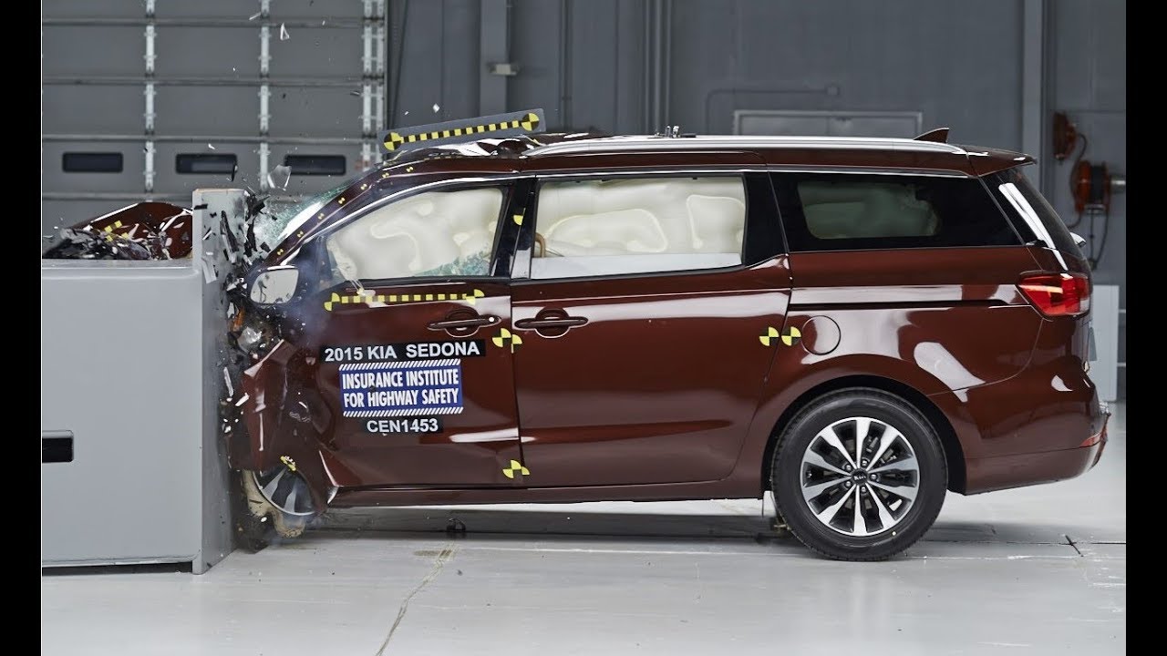 2015 Kia Sedona driver-side small overlap crash test (extended footage ...