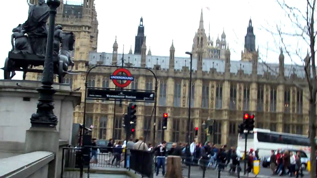 Chinook helicopter over London - YouTube