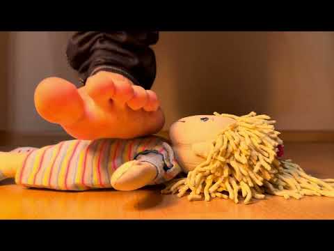 Stoff Puppe zertrampeln. Boy feet trampling teddy bear 🧸 