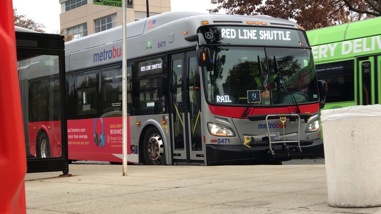 Red Line Shuttle Articulated Bus XDE60 at Grosvenor-Strathmore Metro ...