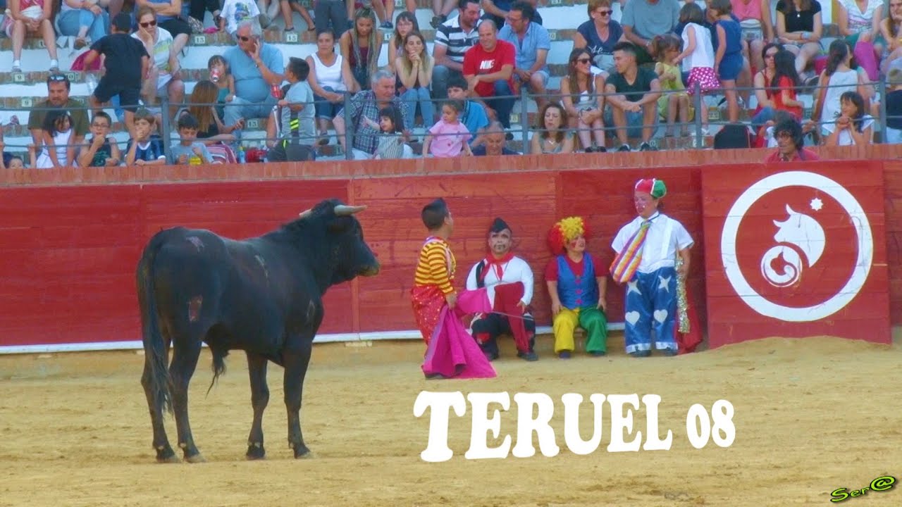 2019 TERUEL 08 ESPECTACULO Enanitos Toreros - YouTube