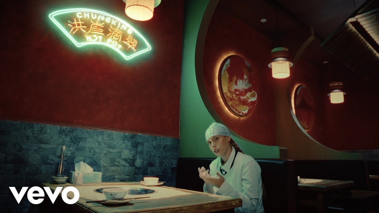 Ly Raine - Nieve (Prod. Pauet) (Visualizer) - YouTube