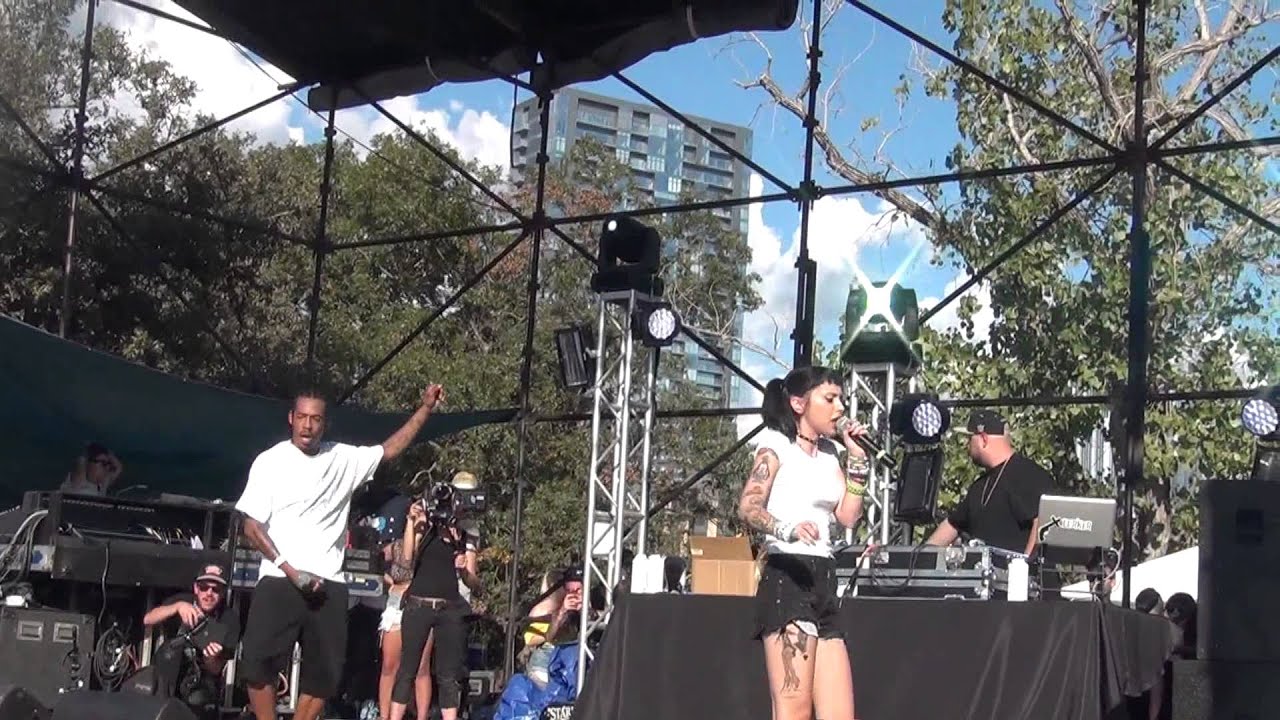 Kreayshawn - Left ey3 (live) - Fun Fun Fun Fest '12 - YouTube