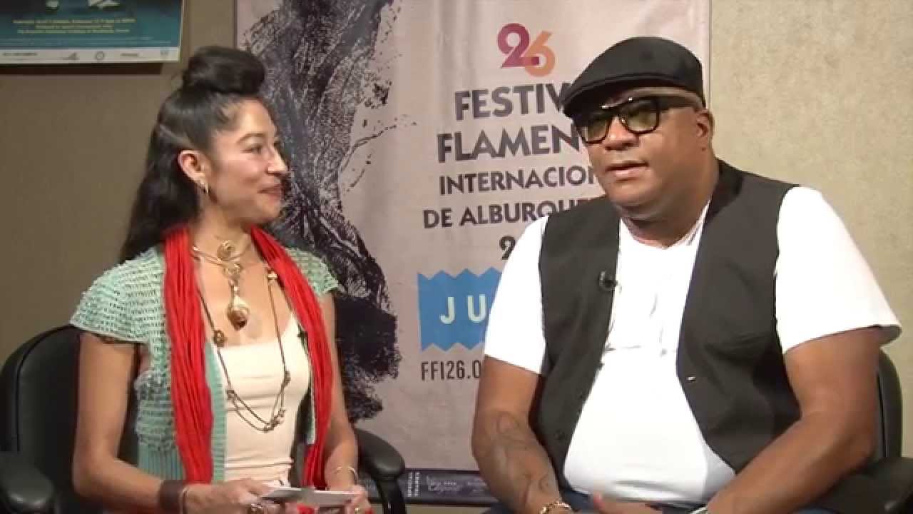 Los Van Van Cantante/Singer Roberton Hernandez Interview - YouTube