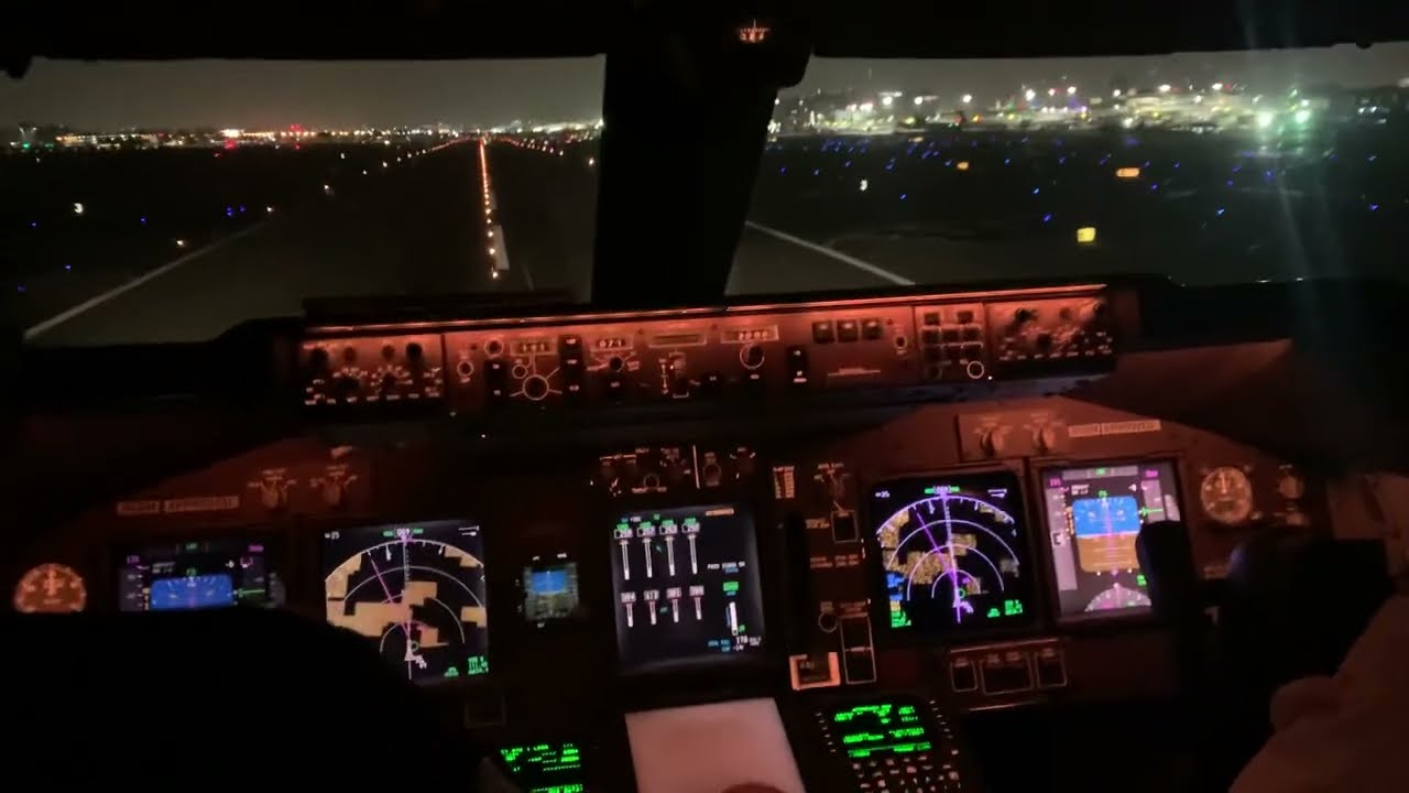 Boeing 747 cockpit landing in Los Angeles - YouTube