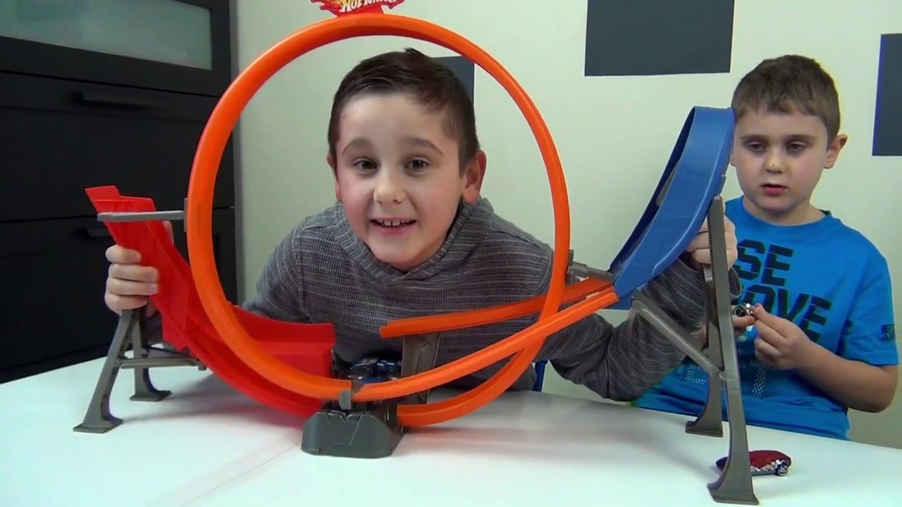Hot wheels motorized loop and jump - YouTube