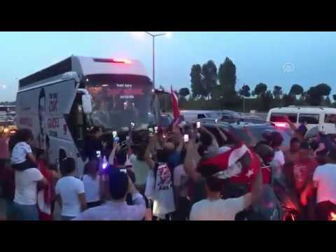 İstanbul'da seçim kutlamaları   İmamoğlu'na sevgi gösterisi