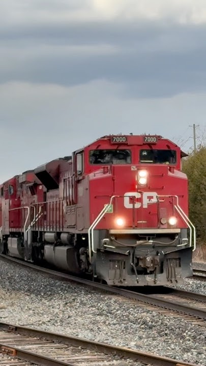 ACU LEADER! CP 7000 leads CPKC 421 - YouTube