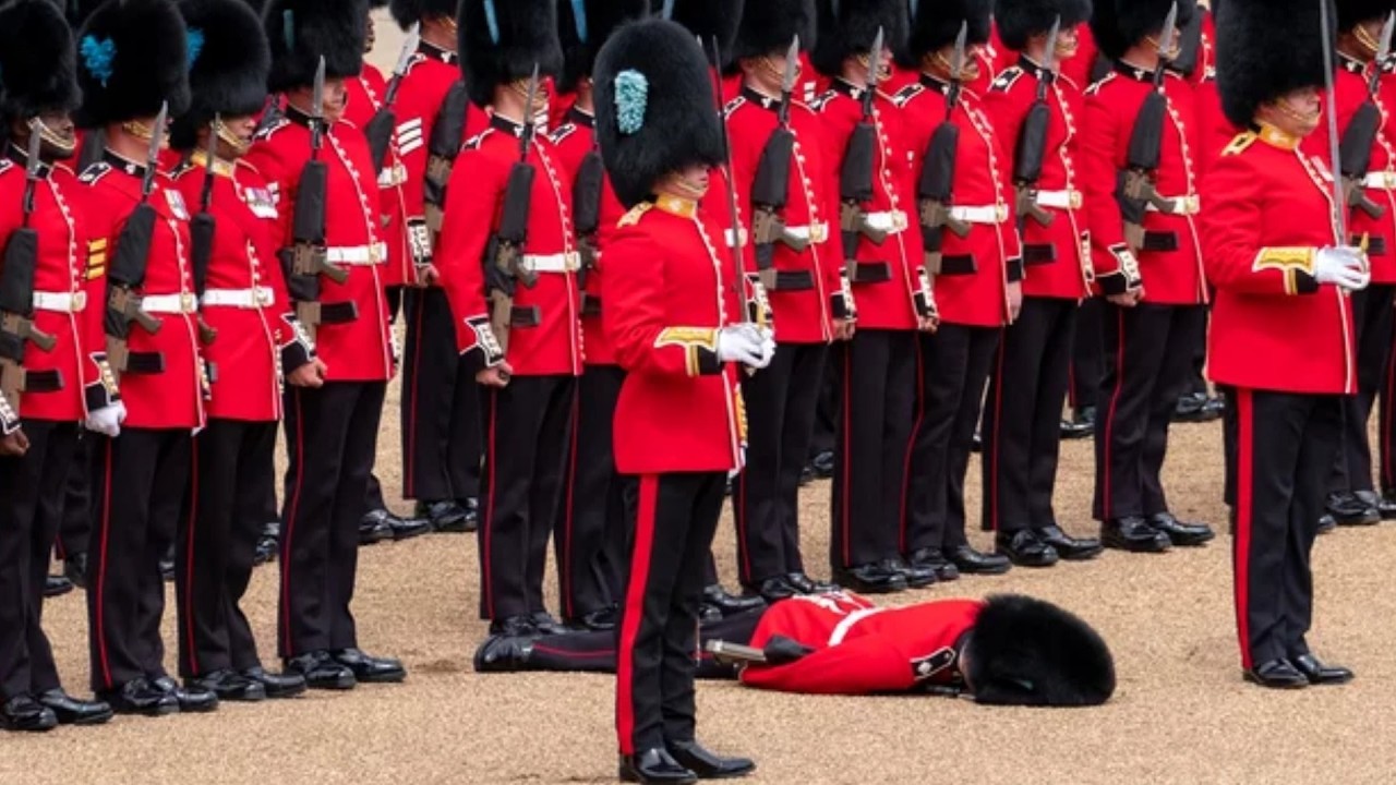 British Military Guards Must Follow Proper Fainting Protocol - YouTube