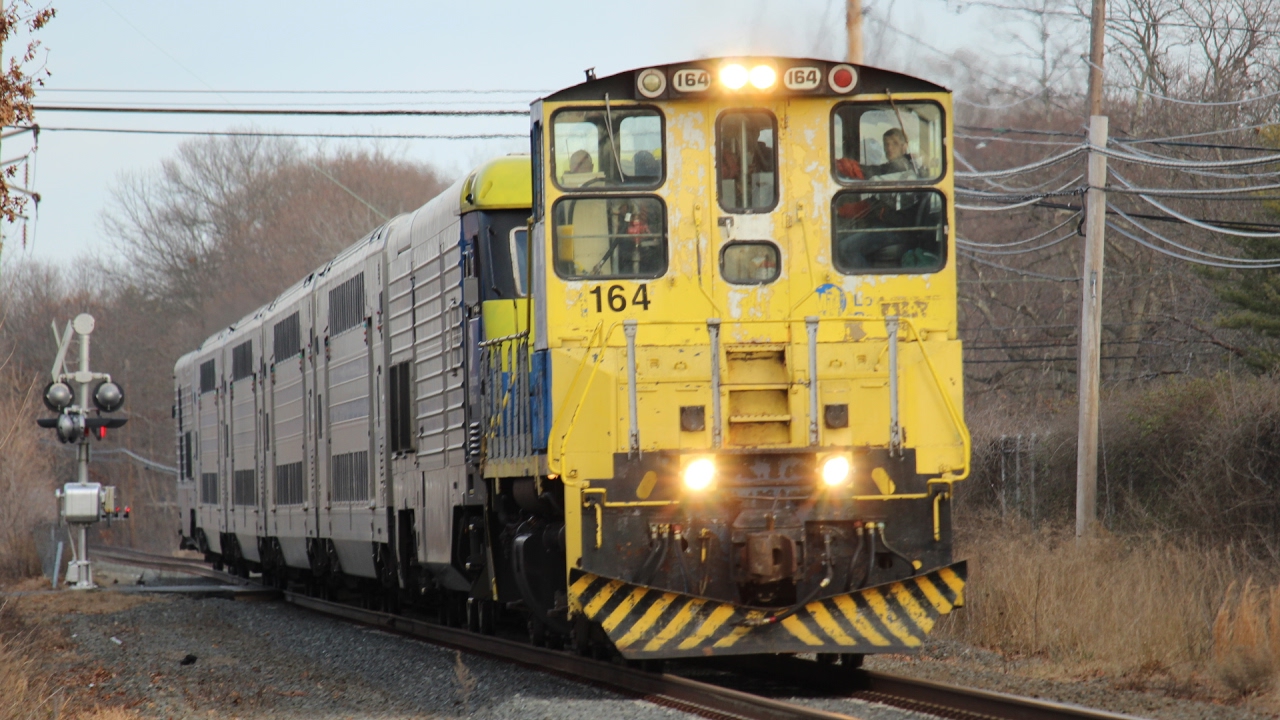 4K LIRR #164 dragging #2741's EQ West through Bayport - YouTube
