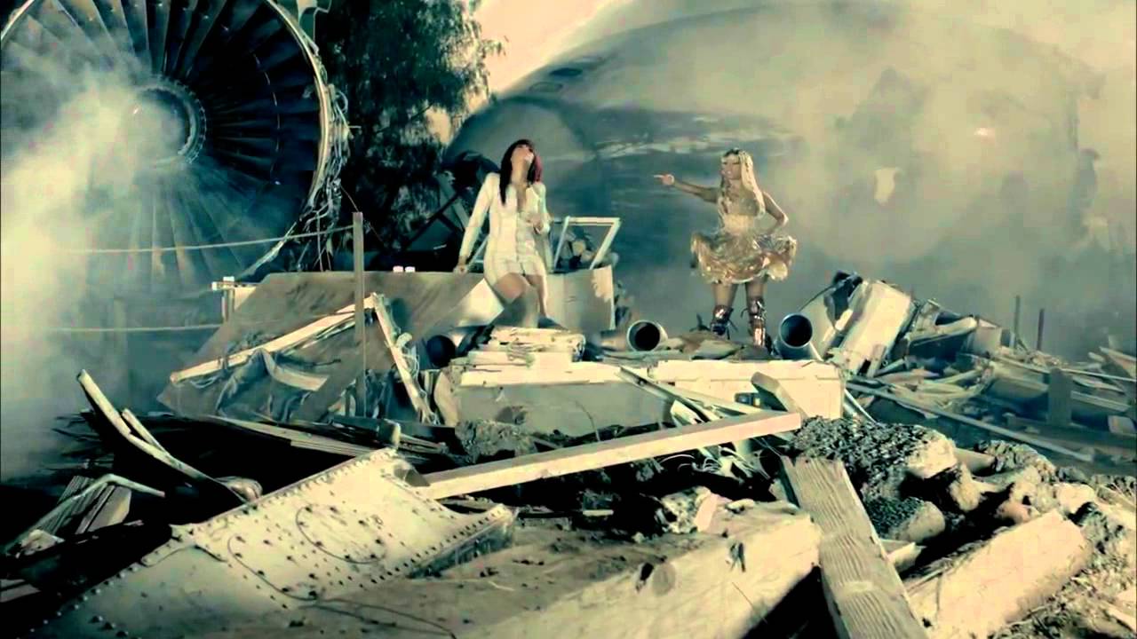 Nicki Minaj ft. Rihanna - Fly - YouTube