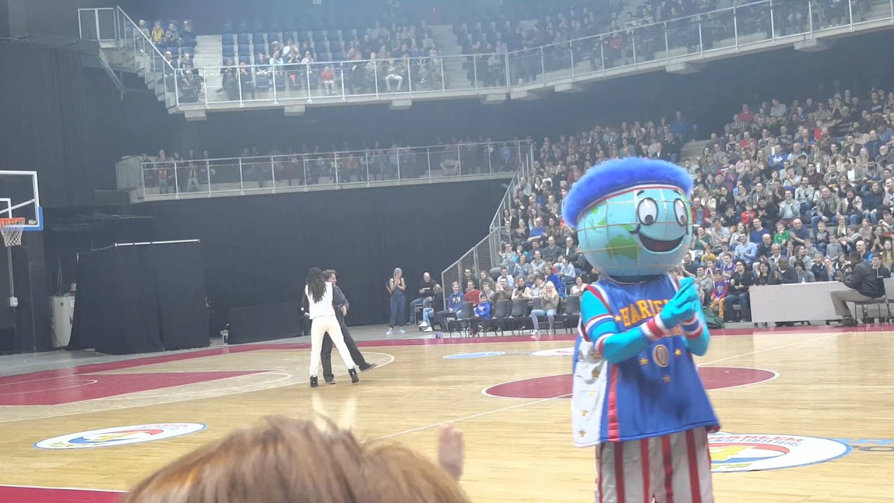 Harlem globetrotters Globie vs parents dancecontest lotto arena antwerp ...