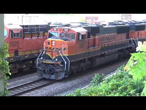 (Southbound) BNSF 268 leads Job 360 through 21ST Street. - YouTube