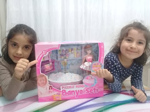 Gerçek su akıtan küvette bebeğimizi yıkıyoruz. Yeni banyo setimiz..