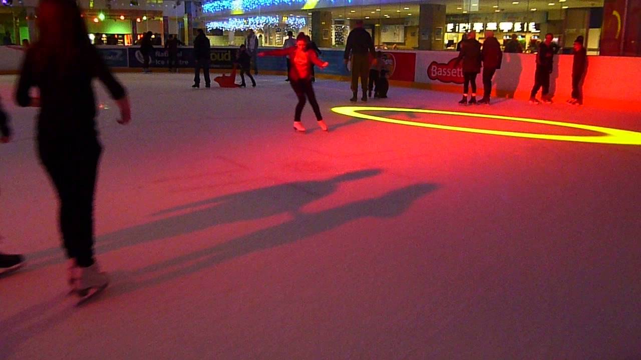 Skate UK Grade 10-Backwards Crossovers in a Figure of Eight - YouTube