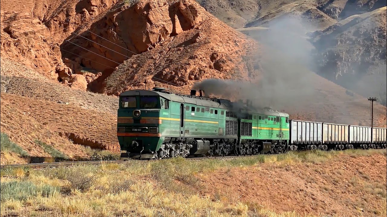 Diesel locomotive 2TE10V with a cargo train is heading for the assault ...