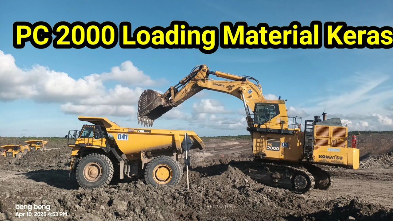 Excavator Komatsu PC 2000 Loading Material Keras - YouTube