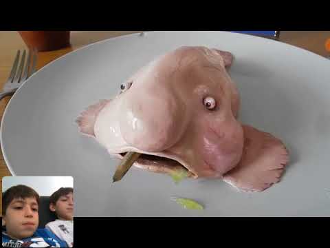 Yemekte iğrenç şeyler yiyen adam