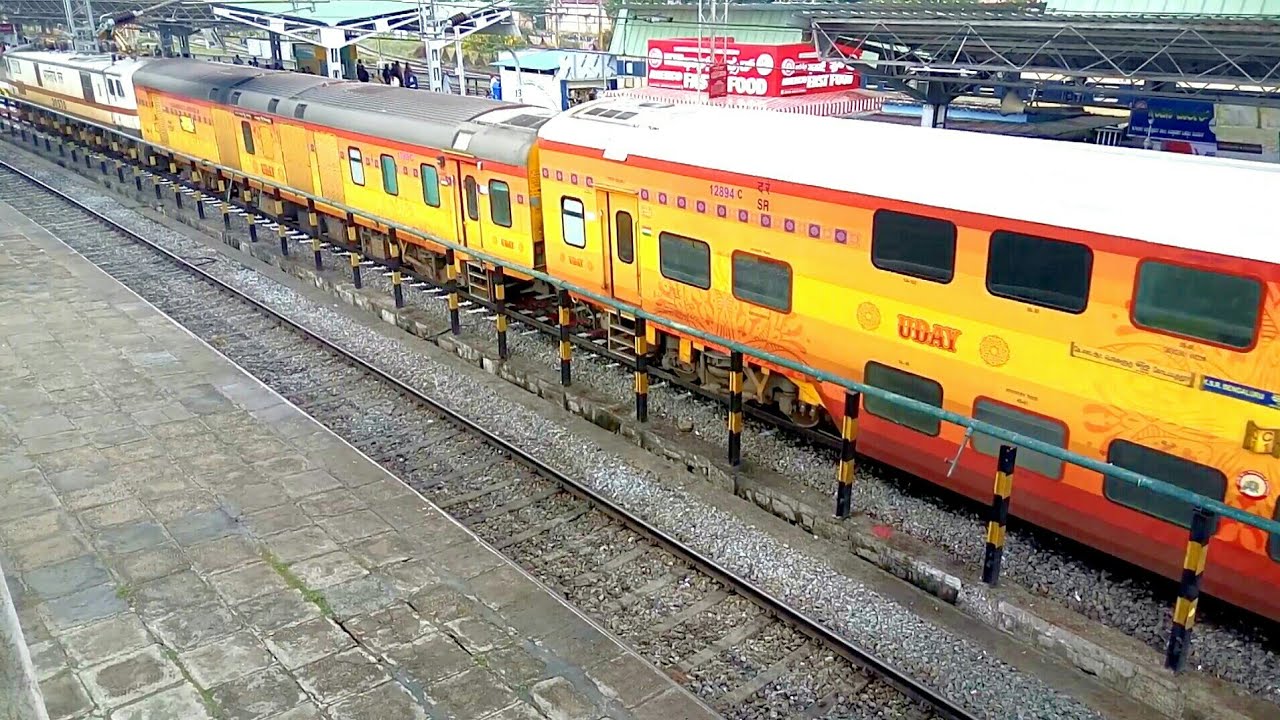 CBE-SBC UDAY exp with ED WAP7 arrives BWT - YouTube