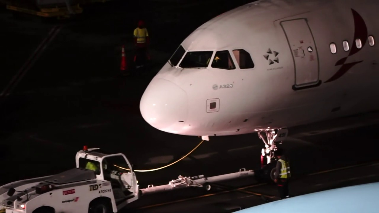 Jumping on the tug bar? Avianca A320 - YouTube