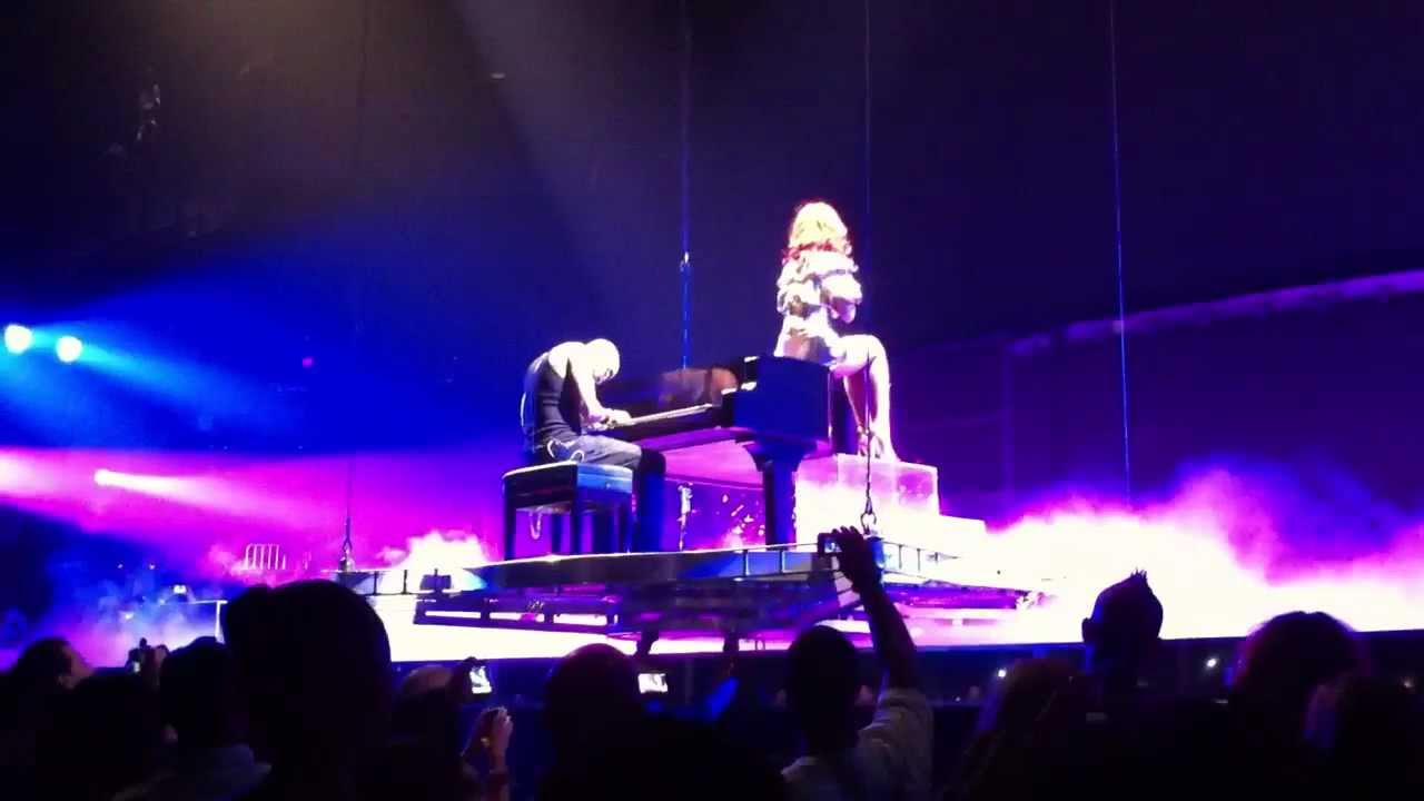 Rihanna Concert LIVE in MIAMI - Best Performance "Love the Way You Lie ...