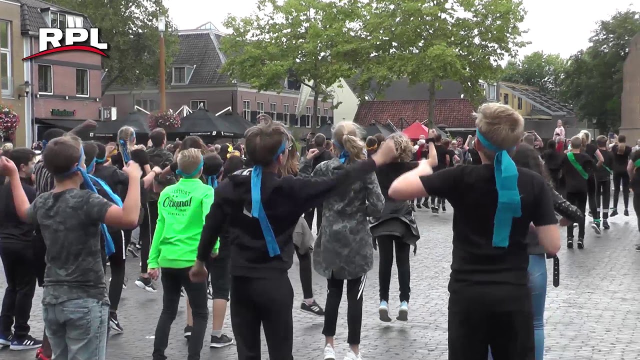 Flashmob leerlingen Kalsbeek College Bredius Lokatie - YouTube