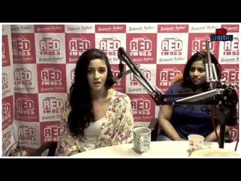 Alia Bhatt singing Samjhawan unplugged at Red FM Studio