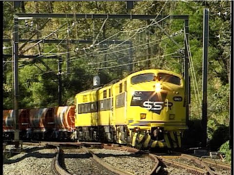 Australian streamliner diesel locomotives GM22, GM27 & GM10 - Bombo ...