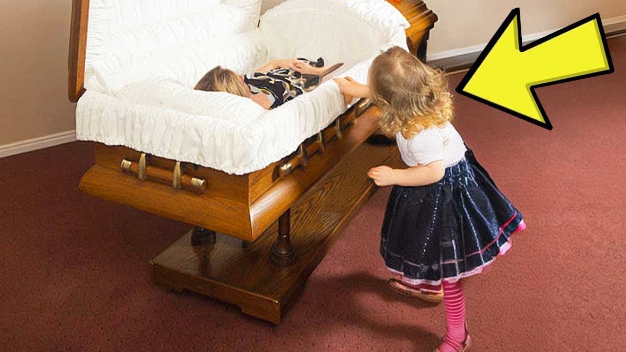 3χρονο κοριτσάκι κλαίει στην κηδεία της μητέρας του, μετά το φέρετρο ...