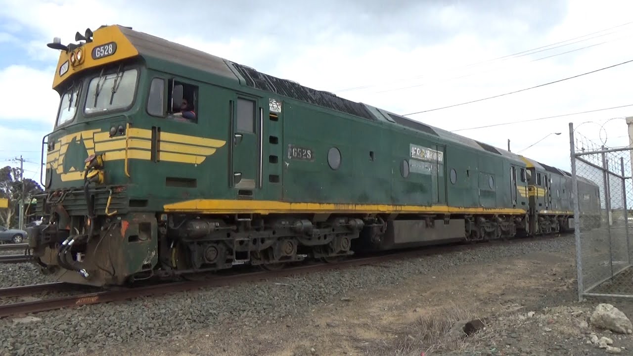 G528, G543 Light Engine Movement At North Geelong - YouTube