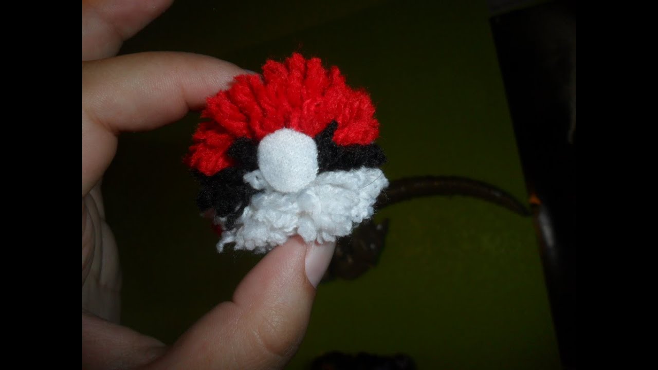 Pokeball Pom Pom tutoral - YouTube