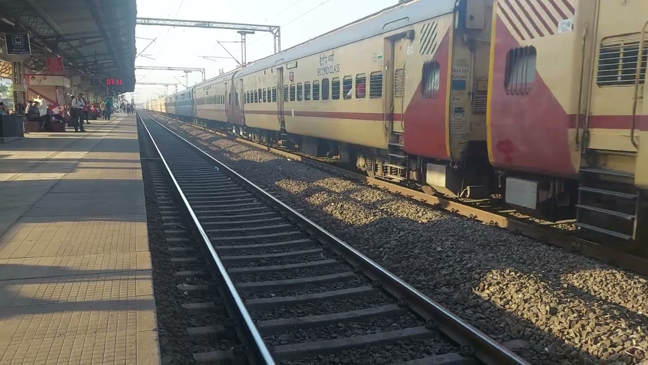 16338-Ernakulam-Okha Express Arrived Maninagar Railway Station - YouTube