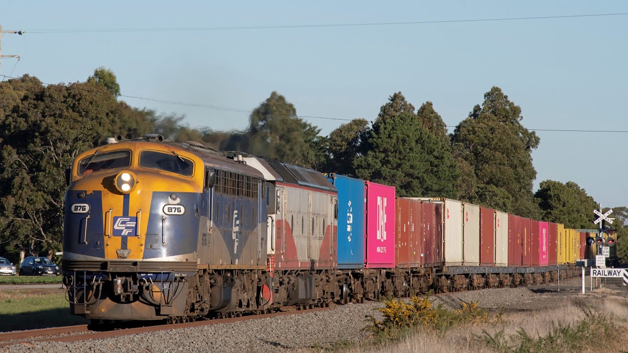 EMD Streamliner Leads a Daylight Freight! (QUBE's 9175 Hay Train to ...