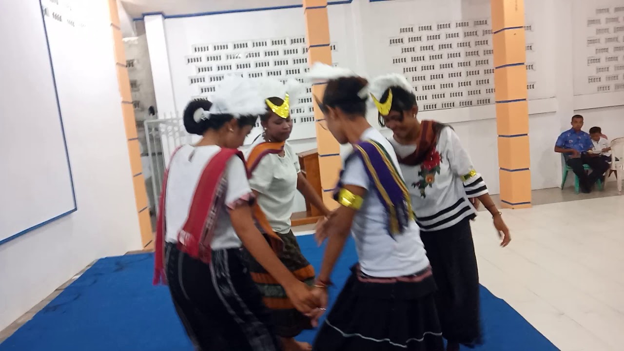 Tarian Tanimbar pada acara resepsi natal Kerukunan Tanimbar di Serui ...
