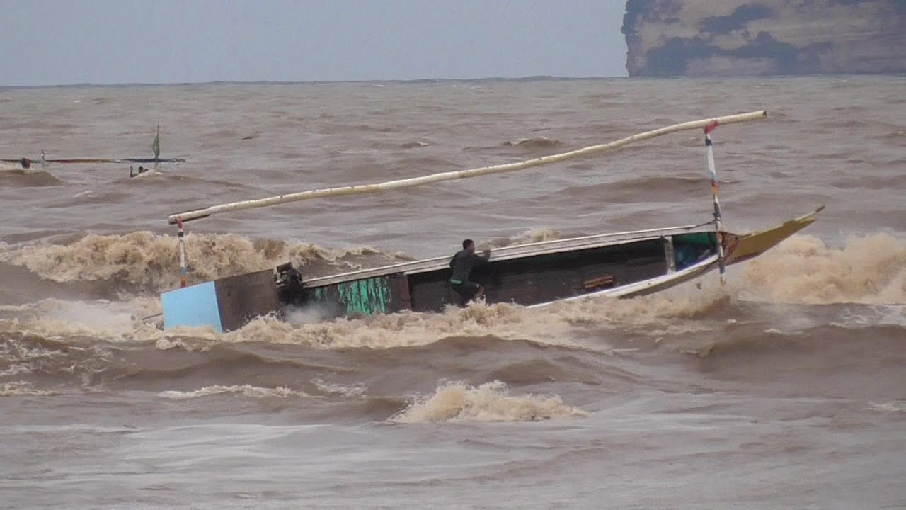 Ombak besar 26-2-23..Minggu perahu :::K4R4M - YouTube