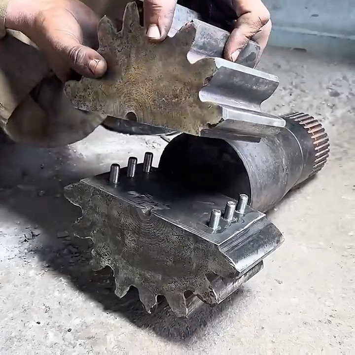 How to Repair a Komatsu Swing Motor Shaft Cleanly Broken in Half Like a ...