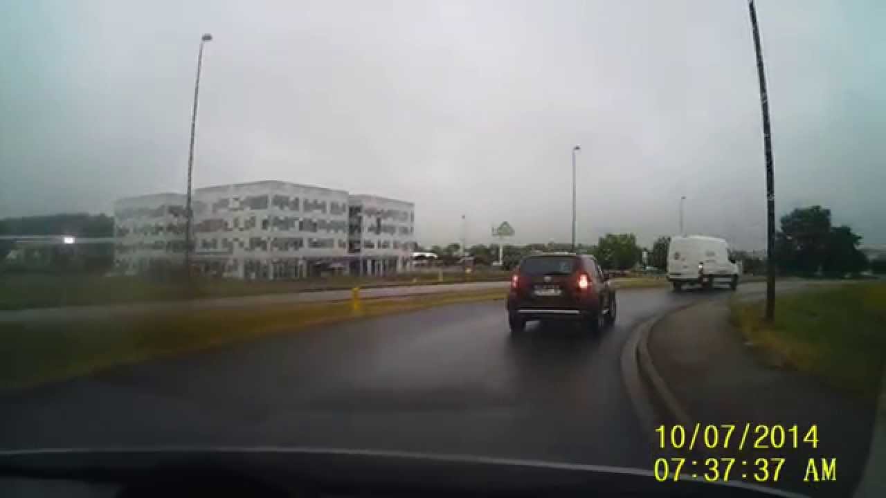 Accident glissade dacia Metz French car crash - YouTube